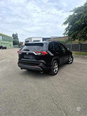 Black Toyota RAV4 2020 in Siauliai, with an engine capacity of 2.49 L and mileage of 350 thousand km for 17500 €, photo 5 on AUTOMOTO.COM.LV