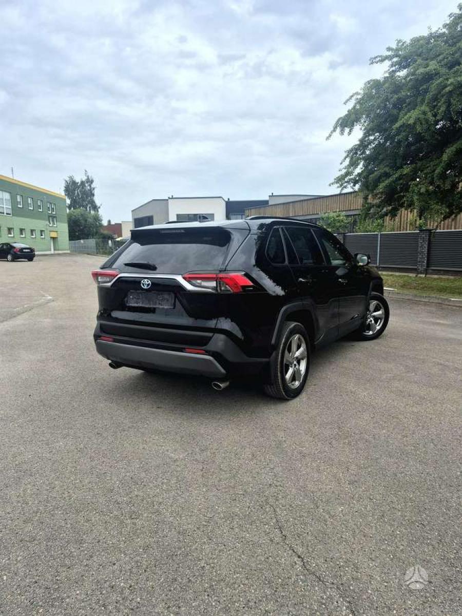 Black Toyota RAV4 2020 in Siauliai, with an engine capacity of 2.49 L and mileage of 350 thousand km for 17500 €, photo 5 on AUTOMOTO.COM.LV