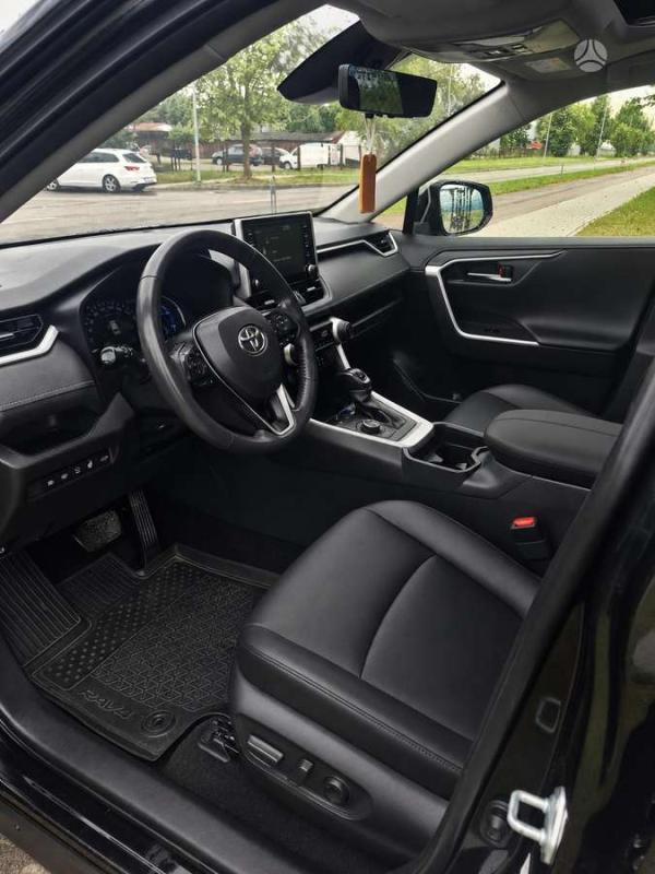 Black Toyota RAV4 2020 in Siauliai, with an engine capacity of 2.49 L and mileage of 350 thousand km for 17500 €, photo 6 on AUTOMOTO.COM.LV