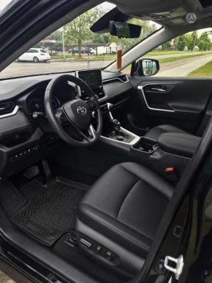 Black Toyota RAV4 2020 in Siauliai, with an engine capacity of 2.49 L and mileage of 350 thousand km for 17500 €, photo 7 on AUTOMOTO.COM.LV