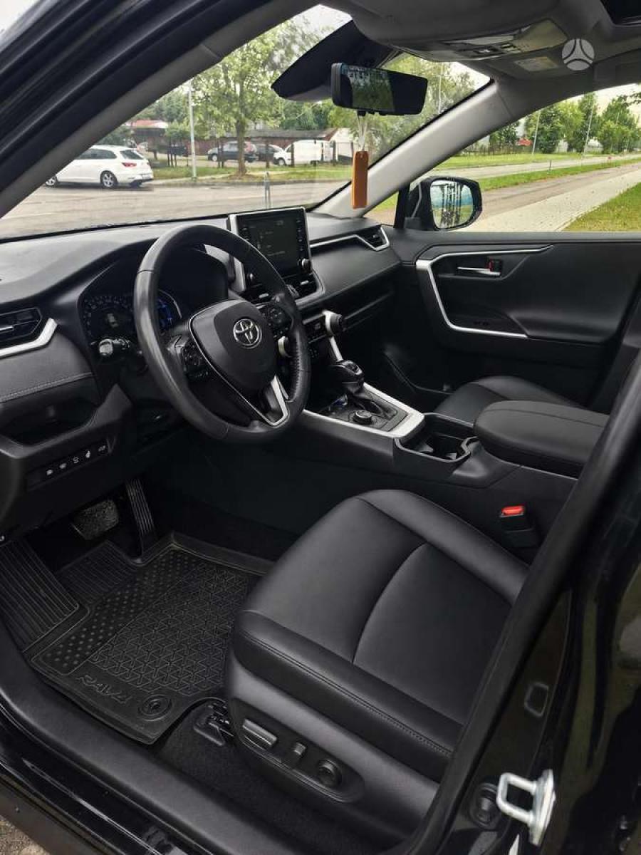 Black Toyota RAV4 2020 in Siauliai, with an engine capacity of 2.49 L and mileage of 350 thousand km for 17500 €, photo 7 on AUTOMOTO.COM.LV