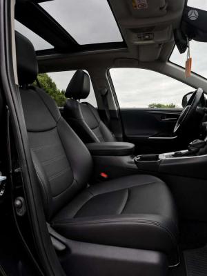 Black Toyota RAV4 2020 in Siauliai, with an engine capacity of 2.49 L and mileage of 350 thousand km for 17500 €, photo 8 on AUTOMOTO.COM.LV