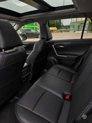 Black Toyota RAV4 2020 in Siauliai, with an engine capacity of 2.49 L and mileage of 350 thousand km for 17500 €, photo 9 on AUTOMOTO.COM.LV