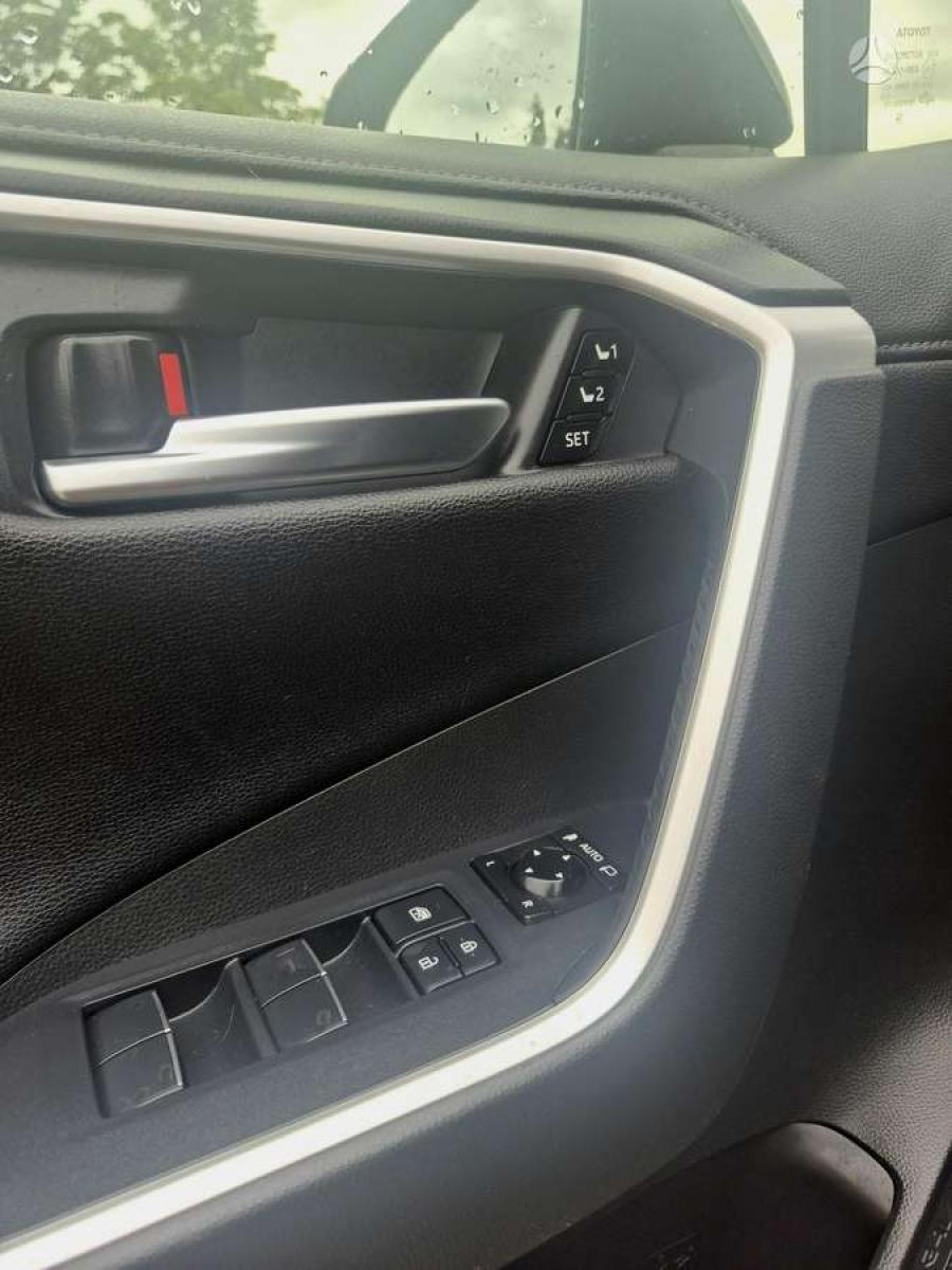 Black Toyota RAV4 2020 in Siauliai, with an engine capacity of 2.49 L and mileage of 350 thousand km for 17500 €, photo 11 on AUTOMOTO.COM.LV
