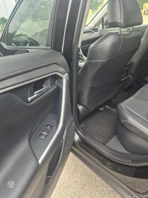 Black Toyota RAV4 2020 in Siauliai, with an engine capacity of 2.49 L and mileage of 350 thousand km for 17500 €, photo 12 on AUTOMOTO.COM.LV