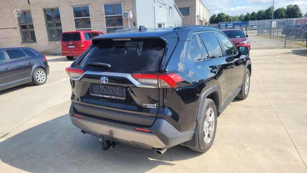 Black Toyota RAV4 2020 in Siauliai, with an engine capacity of 2.49 L and mileage of 266 thousand km for 18900 €, photo 6 on AUTOMOTO.COM.LV