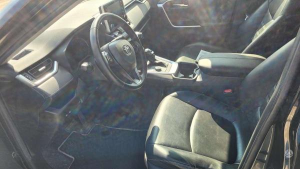 Black Toyota RAV4 2020 in Siauliai, with an engine capacity of 2.49 L and mileage of 266 thousand km for 18900 €, photo 10 on AUTOMOTO.COM.LV