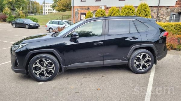 Black Toyota RAV4 2020 in Rezekne, with an engine capacity of 2.00 L and mileage of 77 thousand km for 27500 €, photo 2 on AUTOMOTO.COM.LV