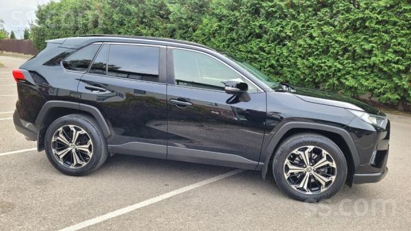 Black Toyota RAV4 2020 in Rezekne, with an engine capacity of 2.00 L and mileage of 77 thousand km for 27500 €, photo 5 on AUTOMOTO.COM.LV