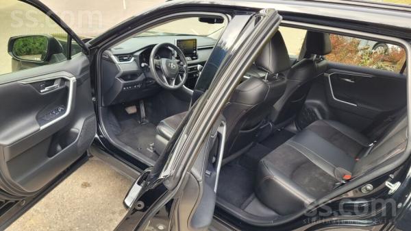 Black Toyota RAV4 2020 in Rezekne, with an engine capacity of 2.00 L and mileage of 77 thousand km for 27500 €, photo 8 on AUTOMOTO.COM.LV
