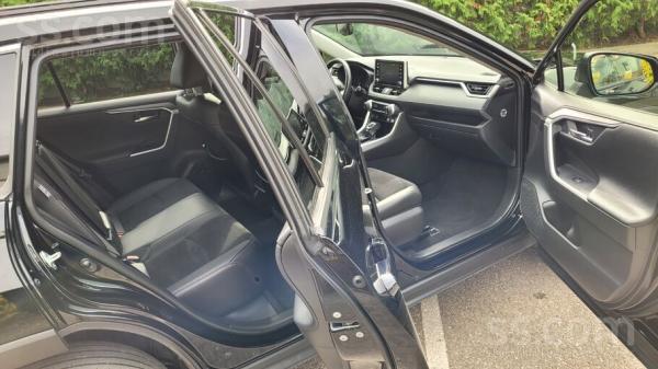 Black Toyota RAV4 2020 in Rezekne, with an engine capacity of 2.00 L and mileage of 77 thousand km for 27500 €, photo 9 on AUTOMOTO.COM.LV