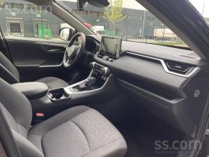 Melns Toyota RAV4 2020 Rīga, ar dzinēja tilpumu 2.00 L un nobraukumu 76 tūkst. km par 23900 €, foto 16 vietnē AUTOMOTO.COM.LV
