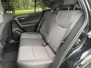 Melns Toyota RAV4 2020 Rīga, ar dzinēja tilpumu 2.00 L un nobraukumu 76 tūkst. km par 23900 €, foto 17 vietnē AUTOMOTO.COM.LV