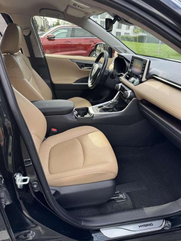 Black Toyota RAV4 2020 in Vilnius, with an engine capacity of 2.49 L and mileage of 167 thousand km for 27500 €, photo 2 on AUTOMOTO.COM.LV