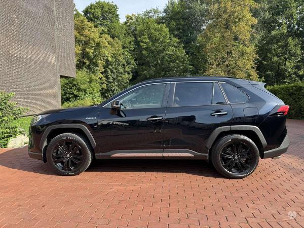 Black Toyota RAV4 2020 in Vilnius, with an engine capacity of 2.49 L and mileage of 167 thousand km for 27500 €, photo 3 on AUTOMOTO.COM.LV