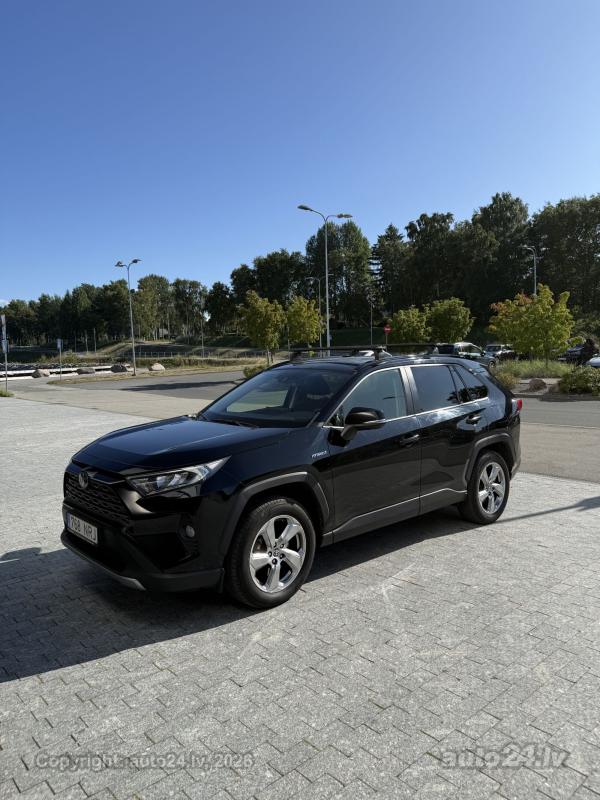 Black Toyota RAV4 2020 in Tallinn, with an engine capacity of 2.50 L and mileage of 107 thousand km for 26400 €, photo 1 on AUTOMOTO.COM.LV