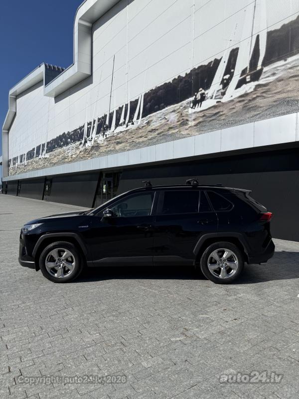 Black Toyota RAV4 2020 in Tallinn, with an engine capacity of 2.50 L and mileage of 107 thousand km for 26400 €, photo 3 on AUTOMOTO.COM.LV