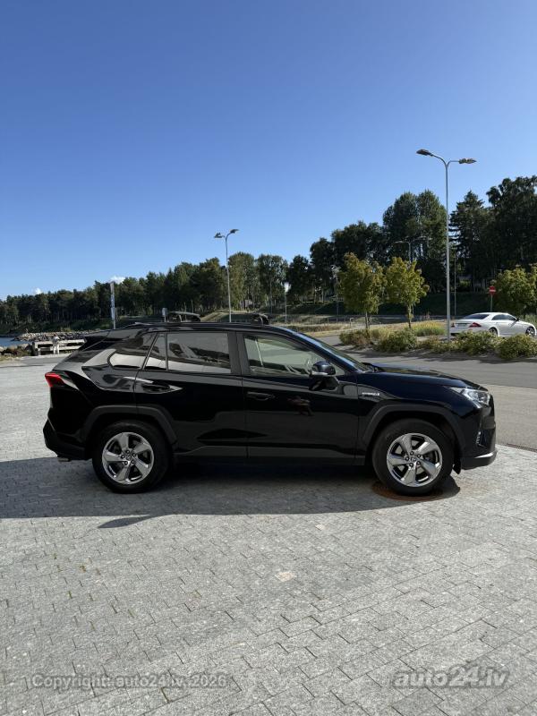 Black Toyota RAV4 2020 in Tallinn, with an engine capacity of 2.50 L and mileage of 107 thousand km for 26400 €, photo 4 on AUTOMOTO.COM.LV