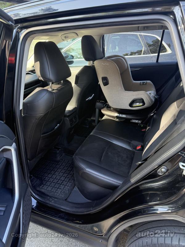 Black Toyota RAV4 2020 in Tallinn, with an engine capacity of 2.50 L and mileage of 107 thousand km for 26400 €, photo 8 on AUTOMOTO.COM.LV