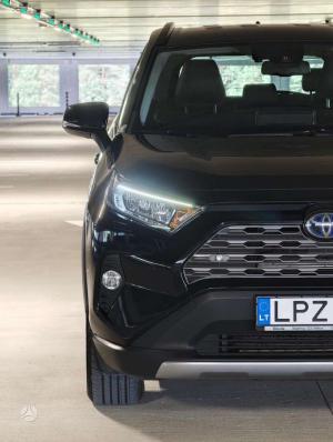 Black Toyota RAV4 2020 in Vilnius, with an engine capacity of 2.50 L and mileage of 171 thousand km for 25000 €, photo 4 on AUTOMOTO.COM.LV