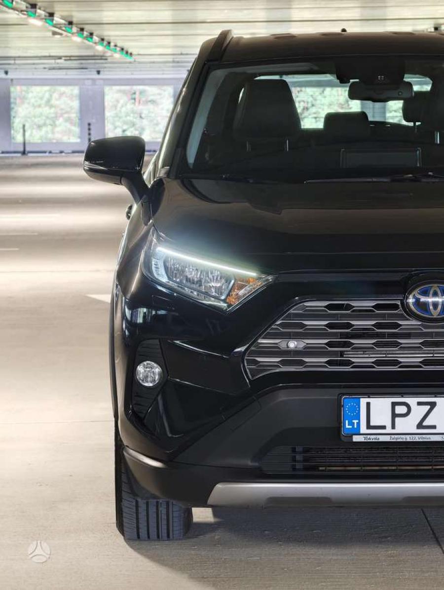 Black Toyota RAV4 2020 in Vilnius, with an engine capacity of 2.50 L and mileage of 171 thousand km for 25000 €, photo 4 on AUTOMOTO.COM.LV