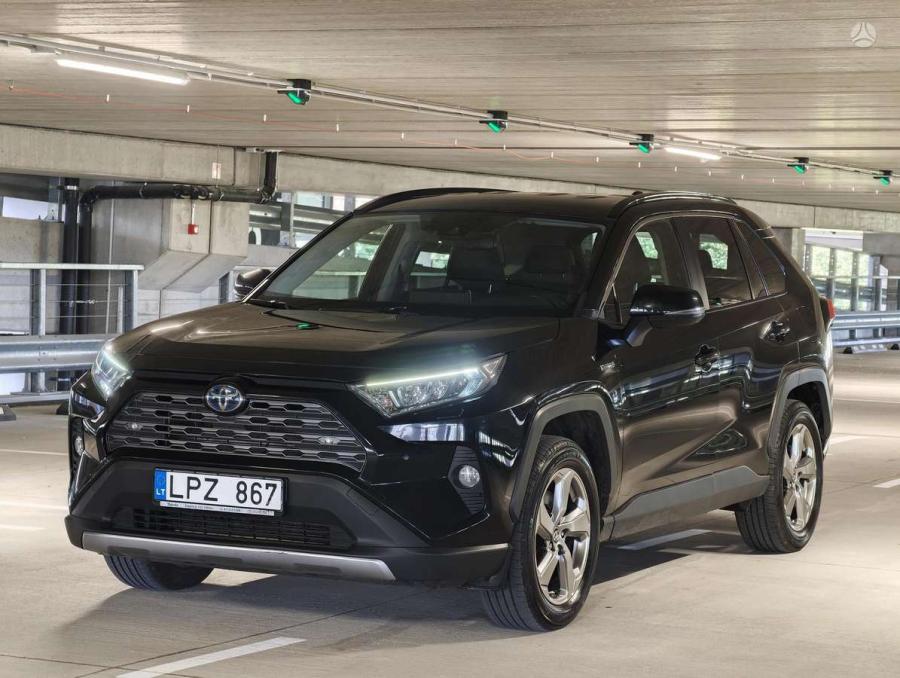Black Toyota RAV4 2020 in Vilnius, with an engine capacity of 2.50 L and mileage of 171 thousand km for 25000 €, photo 5 on AUTOMOTO.COM.LV