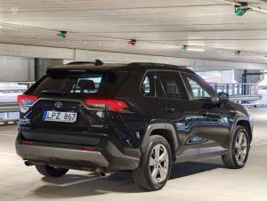 Black Toyota RAV4 2020 in Vilnius, with an engine capacity of 2.50 L and mileage of 171 thousand km for 25000 €, photo 6 on AUTOMOTO.COM.LV