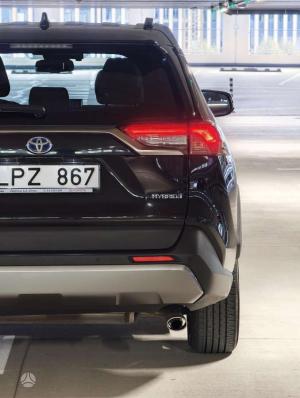 Black Toyota RAV4 2020 in Vilnius, with an engine capacity of 2.50 L and mileage of 171 thousand km for 25000 €, photo 8 on AUTOMOTO.COM.LV