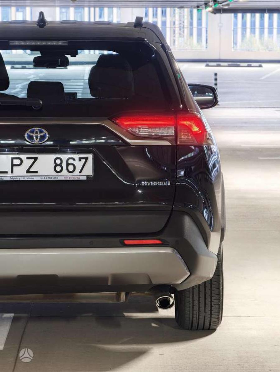 Black Toyota RAV4 2020 in Vilnius, with an engine capacity of 2.50 L and mileage of 171 thousand km for 25000 €, photo 8 on AUTOMOTO.COM.LV