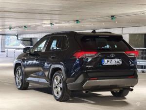 Black Toyota RAV4 2020 in Vilnius, with an engine capacity of 2.50 L and mileage of 171 thousand km for 25000 €, photo 9 on AUTOMOTO.COM.LV
