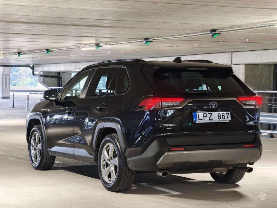 Black Toyota RAV4 2020 in Vilnius, with an engine capacity of 2.50 L and mileage of 171 thousand km for 25000 €, photo 9 on AUTOMOTO.COM.LV