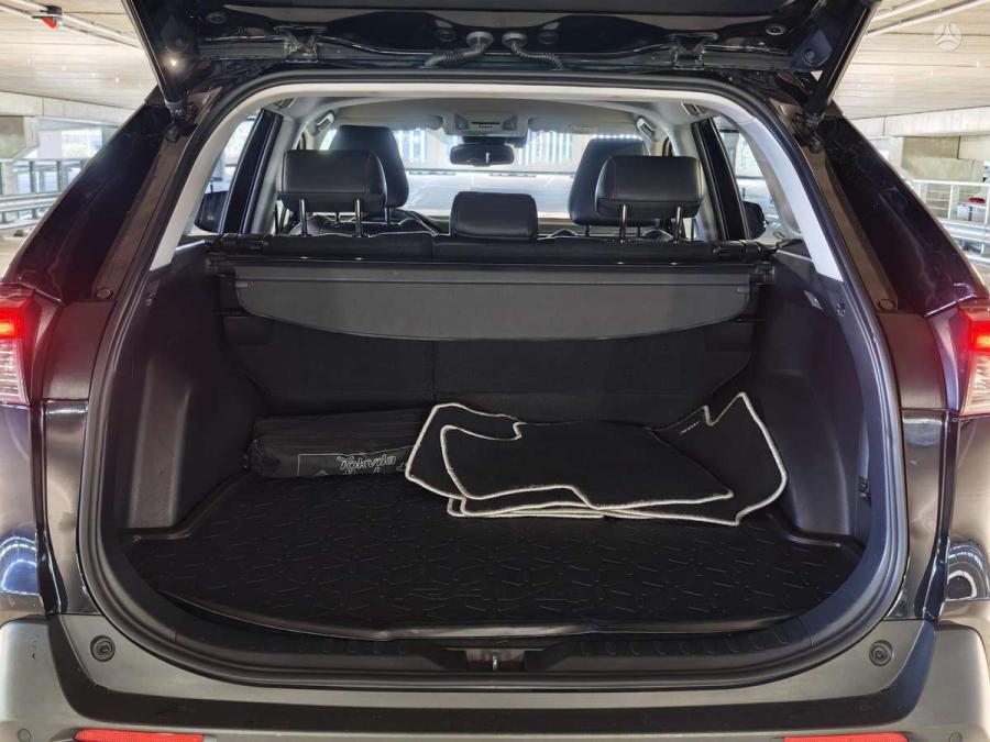 Black Toyota RAV4 2020 in Vilnius, with an engine capacity of 2.50 L and mileage of 171 thousand km for 25000 €, photo 10 on AUTOMOTO.COM.LV