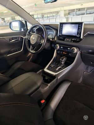 Black Toyota RAV4 2020 in Vilnius, with an engine capacity of 2.50 L and mileage of 171 thousand km for 25000 €, photo 12 on AUTOMOTO.COM.LV