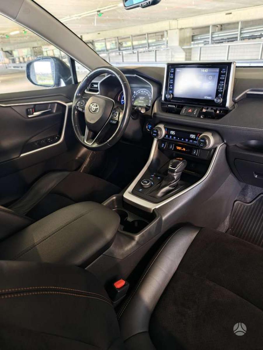 Black Toyota RAV4 2020 in Vilnius, with an engine capacity of 2.50 L and mileage of 171 thousand km for 25000 €, photo 12 on AUTOMOTO.COM.LV