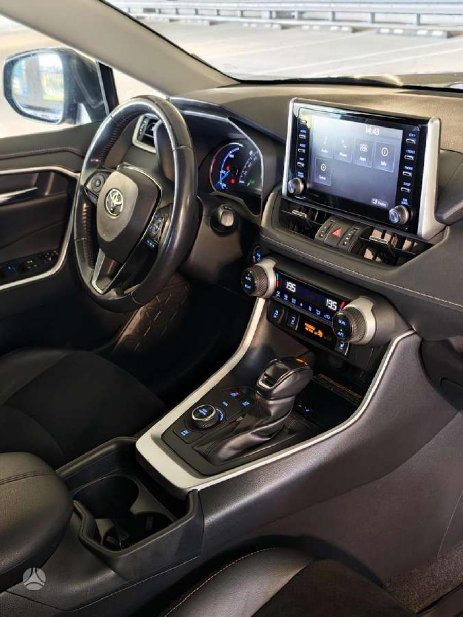 Black Toyota RAV4 2020 in Vilnius, with an engine capacity of 2.50 L and mileage of 171 thousand km for 25000 €, photo 13 on AUTOMOTO.COM.LV