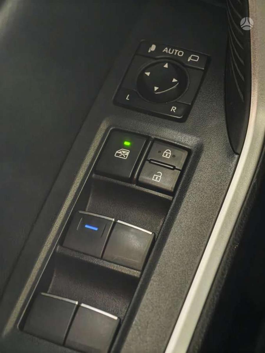 Black Toyota RAV4 2020 in Vilnius, with an engine capacity of 2.50 L and mileage of 171 thousand km for 25000 €, photo 16 on AUTOMOTO.COM.LV