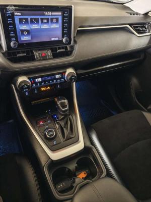 Black Toyota RAV4 2020 in Vilnius, with an engine capacity of 2.50 L and mileage of 171 thousand km for 25000 €, photo 17 on AUTOMOTO.COM.LV