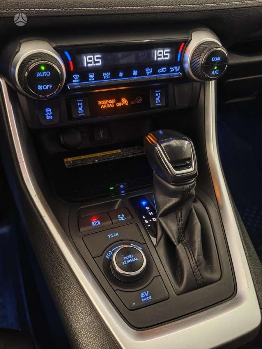 Black Toyota RAV4 2020 in Vilnius, with an engine capacity of 2.50 L and mileage of 171 thousand km for 25000 €, photo 18 on AUTOMOTO.COM.LV