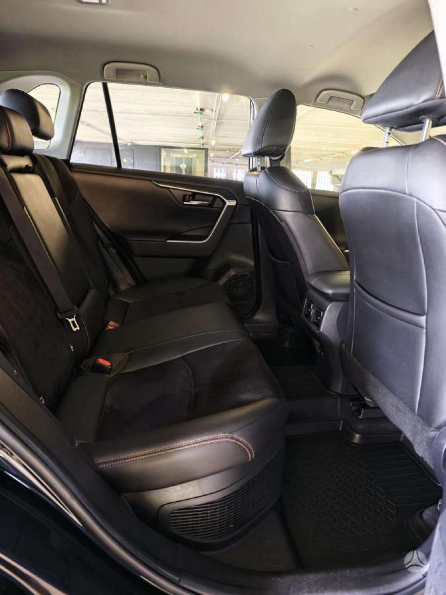 Black Toyota RAV4 2020 in Vilnius, with an engine capacity of 2.50 L and mileage of 171 thousand km for 25000 €, photo 21 on AUTOMOTO.COM.LV
