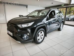 Black Toyota RAV4 2020 in Riga, with an engine capacity of 2.00 L and mileage of 76 thousand km for 20800 €, photo 1 on AUTOMOTO.COM.LV