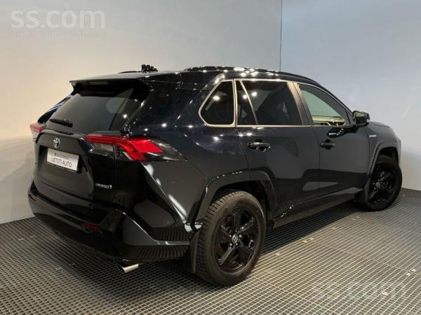 Black Toyota RAV4 2021 in Riga, with an engine capacity of 2.50 L and mileage of 120 thousand km for 25990 €, photo 3 on AUTOMOTO.COM.LV