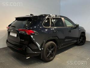 Black Toyota RAV4 2021 in Riga, with an engine capacity of 2.50 L and mileage of 120 thousand km for 25990 €, photo 3 on AUTOMOTO.COM.LV
