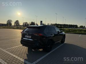 Melns Toyota RAV4 2021 Rīga, ar dzinēja tilpumu 2.50 L un nobraukumu 83 tūkst. km par 27900 €, foto 4 vietnē AUTOMOTO.COM.LV