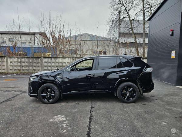 Melns Toyota RAV4 2021 Kauņa, ar dzinēja tilpumu 2.49 L un nobraukumu 109 tūkst. km par 10900 €, foto 4 vietnē AUTOMOTO.COM.LV