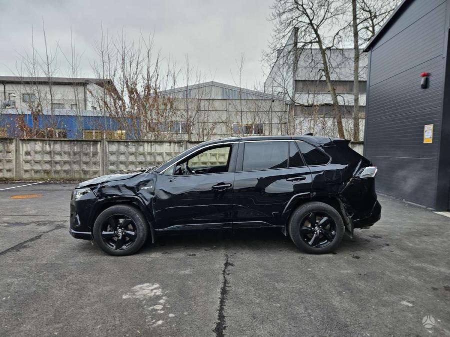 Black Toyota RAV4 2021 in Kaunas, with an engine capacity of 2.49 L and mileage of 109 thousand km for 10900 €, photo 4 on AUTOMOTO.COM.LV