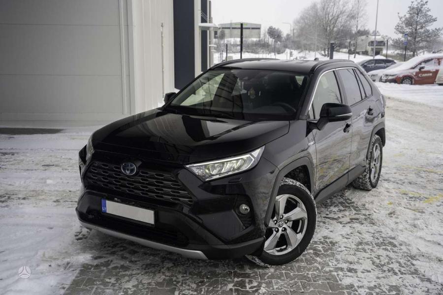 Black Toyota RAV4 2021 in Vilnius, with an engine capacity of 2.49 L and mileage of 80 thousand km for 28900 €, photo 1 on AUTOMOTO.COM.LV