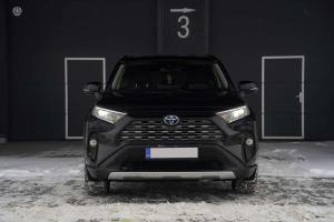 Black Toyota RAV4 2021 in Vilnius, with an engine capacity of 2.49 L and mileage of 80 thousand km for 28900 €, photo 2 on AUTOMOTO.COM.LV