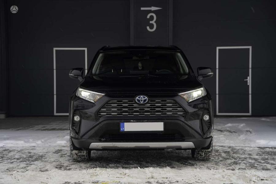 Black Toyota RAV4 2021 in Vilnius, with an engine capacity of 2.49 L and mileage of 80 thousand km for 28900 €, photo 2 on AUTOMOTO.COM.LV