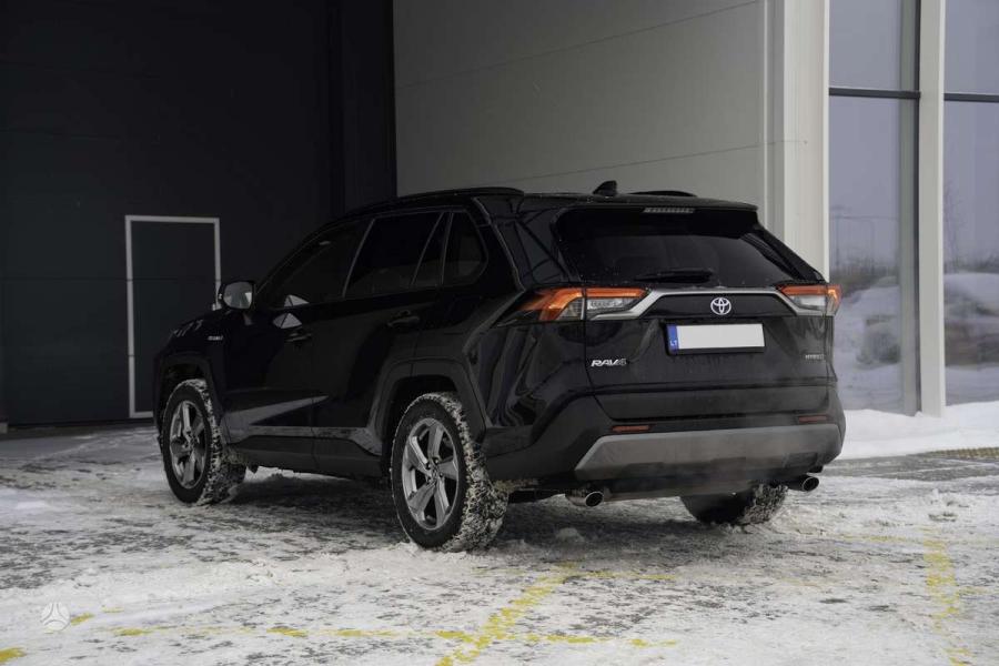 Black Toyota RAV4 2021 in Vilnius, with an engine capacity of 2.49 L and mileage of 80 thousand km for 28900 €, photo 5 on AUTOMOTO.COM.LV