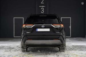 Black Toyota RAV4 2021 in Vilnius, with an engine capacity of 2.49 L and mileage of 80 thousand km for 28900 €, photo 6 on AUTOMOTO.COM.LV